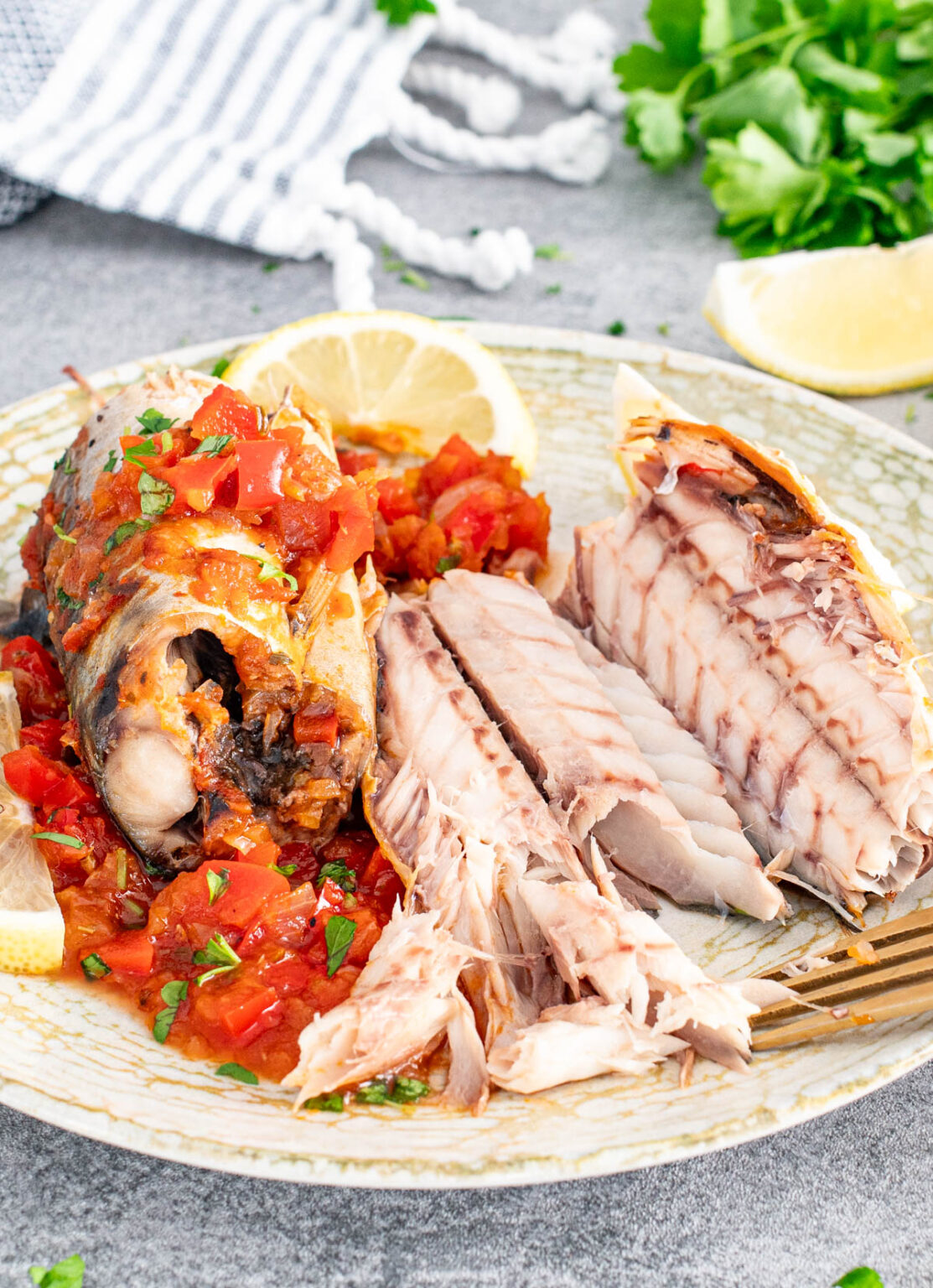 Macrou la Cuptor cu Sos de Roșii și Ardei - Hai Sa Papam!